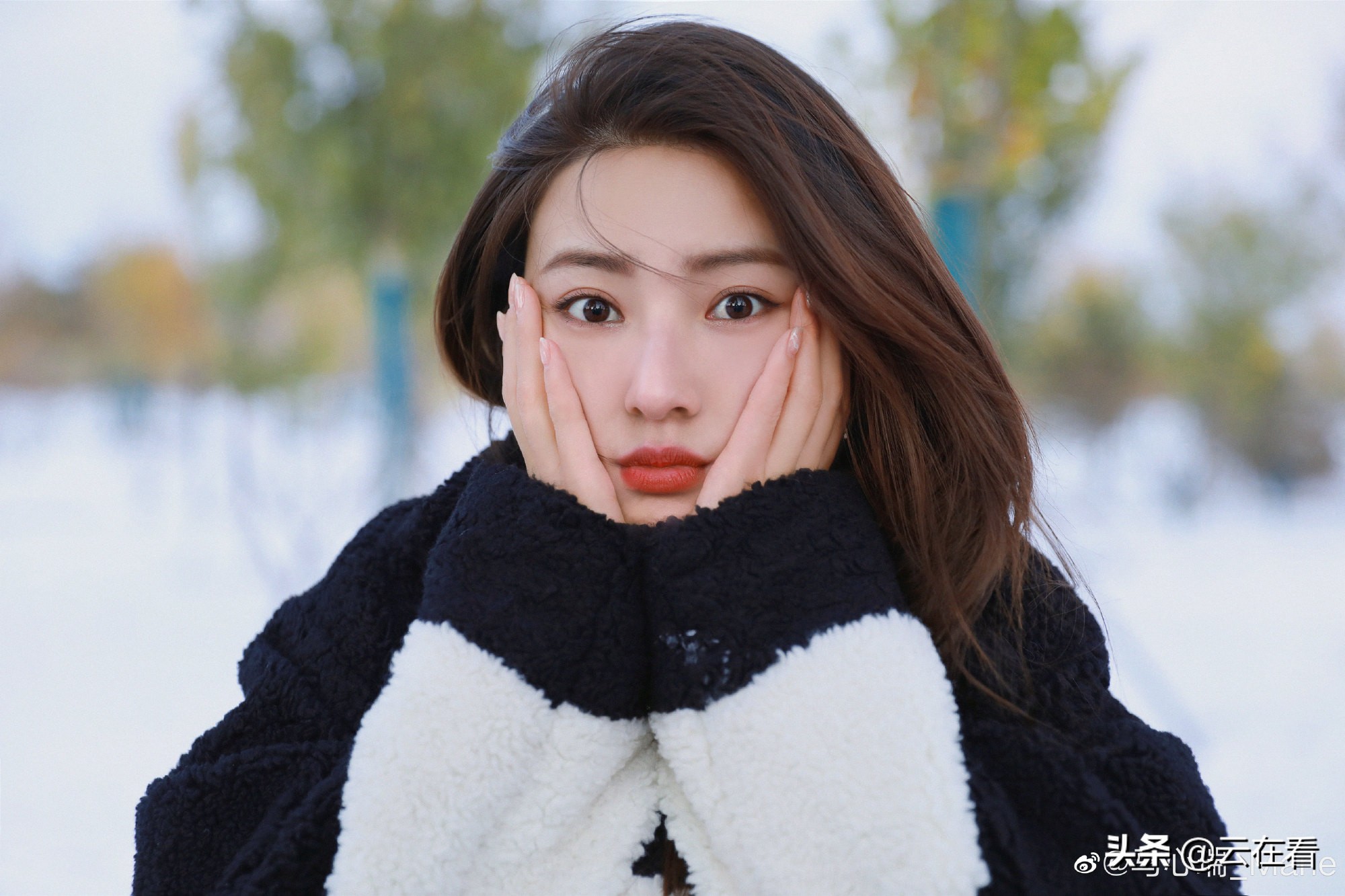 Beautiful actress Ma Xinrui takes pictures of the snow scene outdoors ...