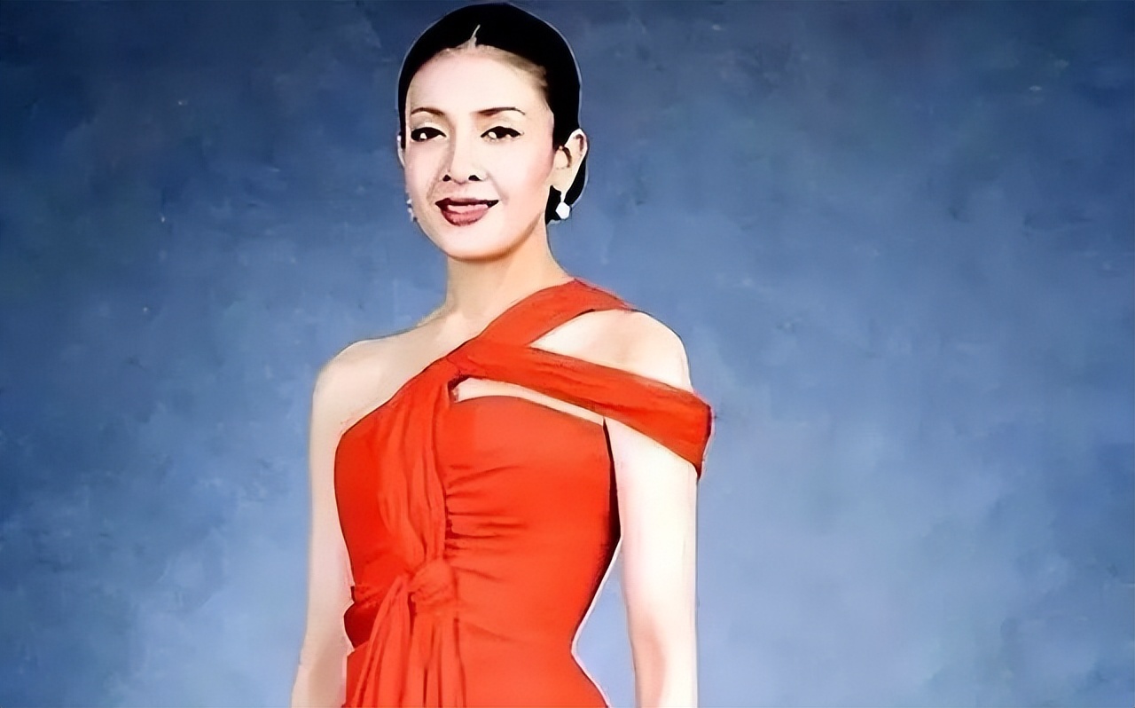 In 2014, the Thai princess lay naked on the ground to feed the dog, and was forced to become a ...