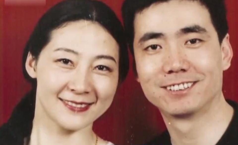 Fan Ming and his wife travel, 62-year-old Li Ling wears a backless ...