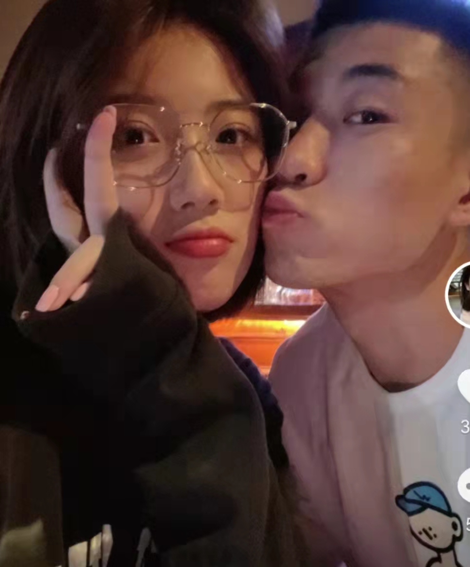 Gao Shiyan and his girlfriend are in the same frame for the first time!Hugs and kisses are very ...