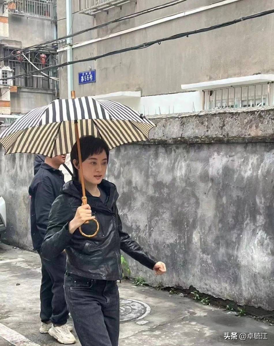 Sun Li's new drama Reuters exposed her style in a black leather jacket ...