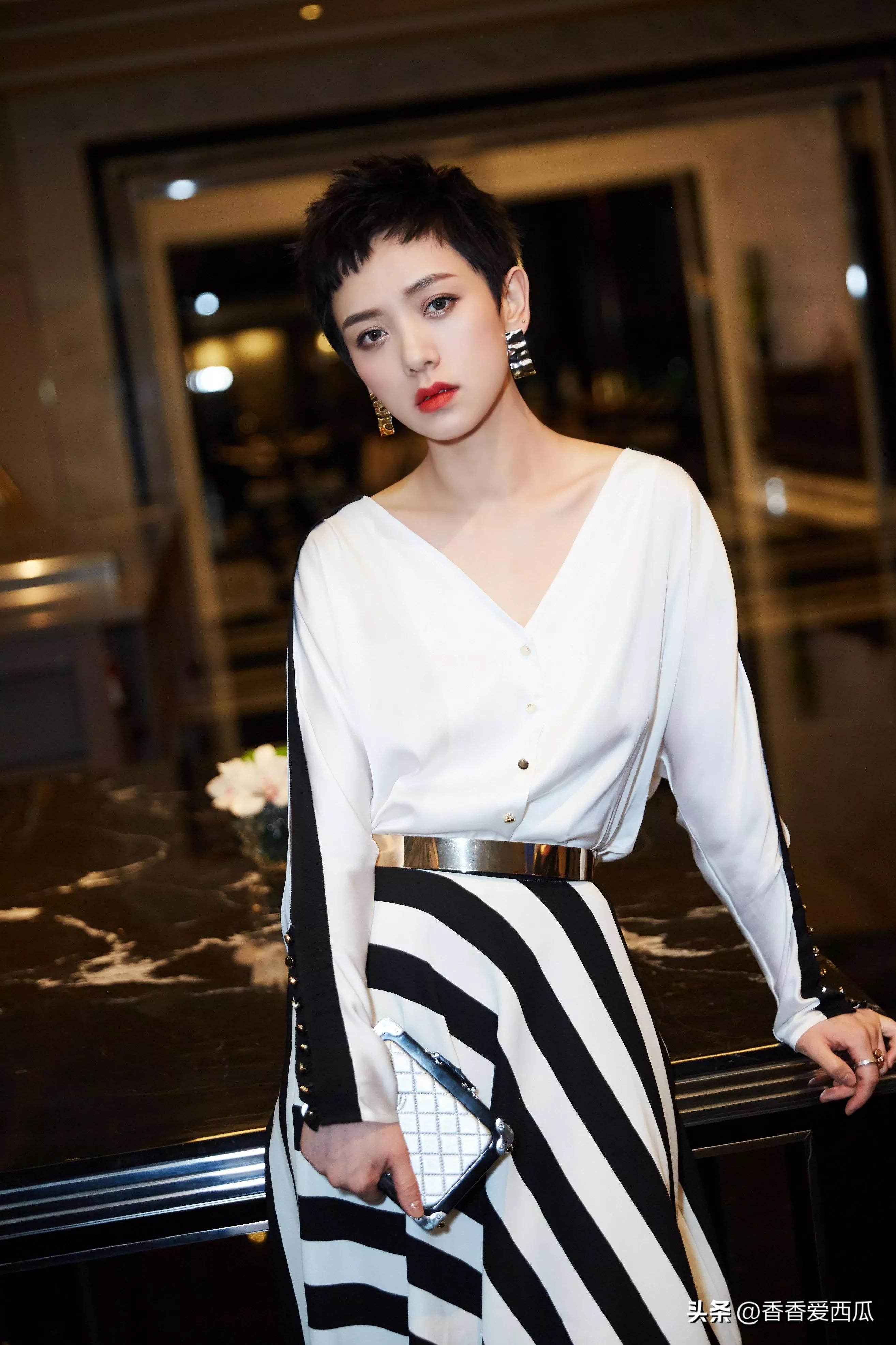 Short hair beauty Li Xiaofeng - iNEWS