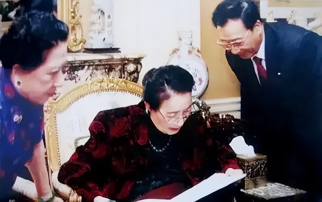 In 1997, Song Meiling celebrated her 100th birthday, and the next day's ...