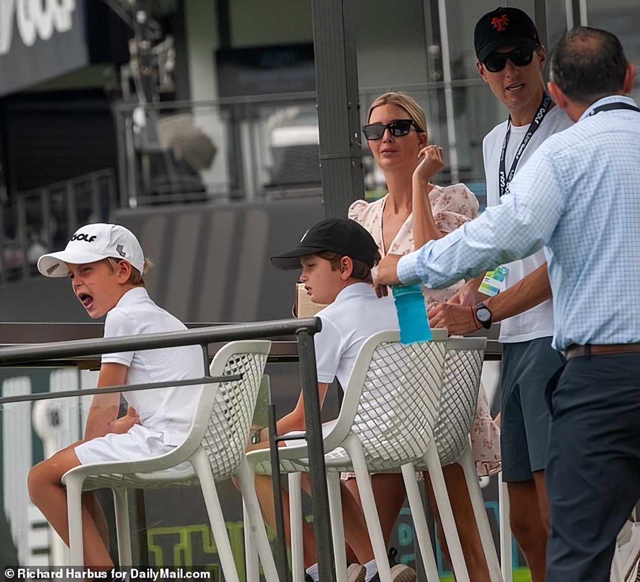 41-year-old Ivanka shines on the golf course, wearing a stunning ...