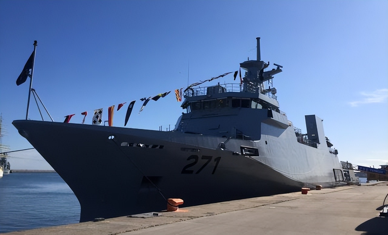 Indian Ocean Patrol, the new Yarmouk-class frigate of the Pakistan Navy ...