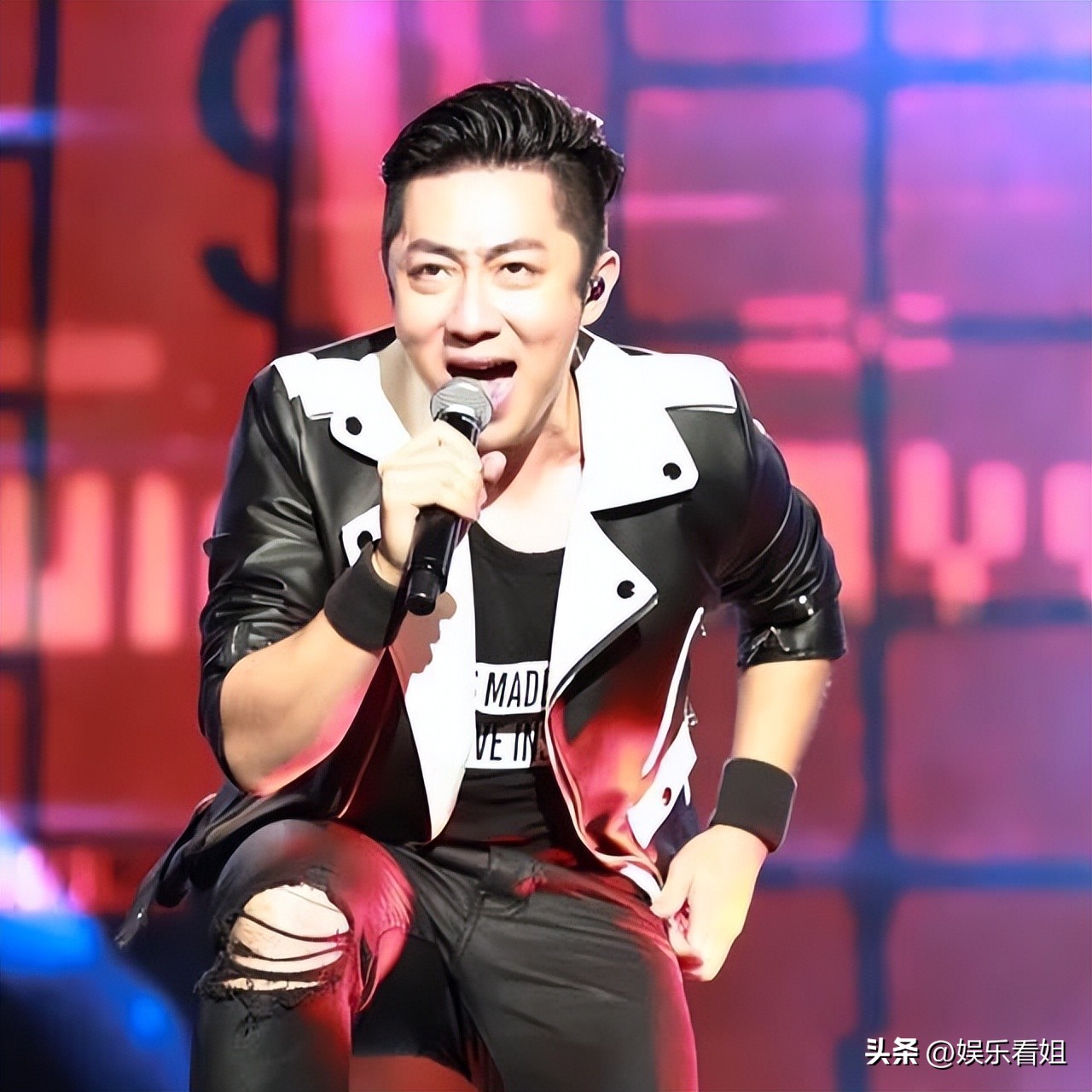 The 40-year-old singer Ai Cheng fell to his death. His wife did not ...