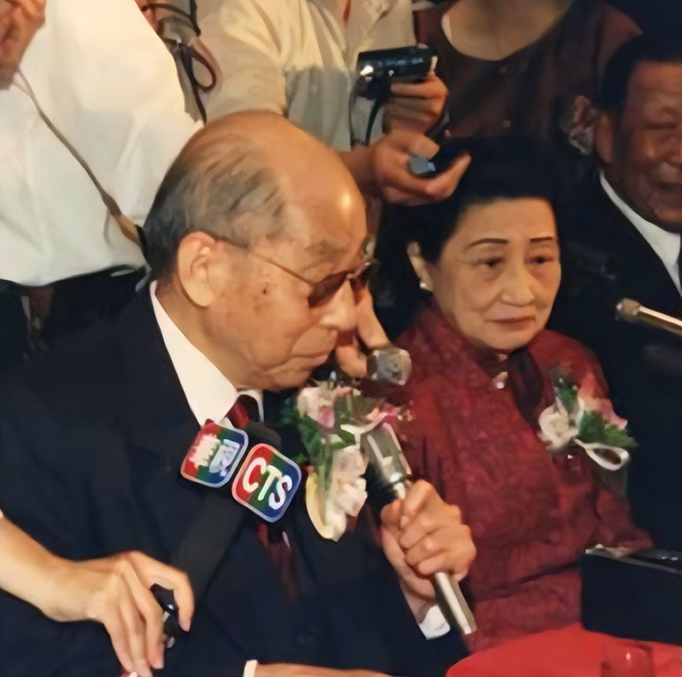 In 1991, Deng Xiaoping sent someone to invite Zhang Xueliang to return ...