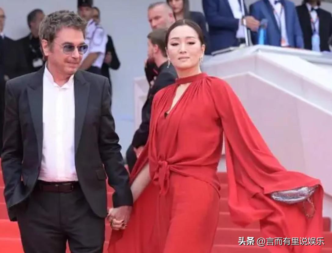 Gong Li and his wife walked the red carpet holding hands. The 75-year ...