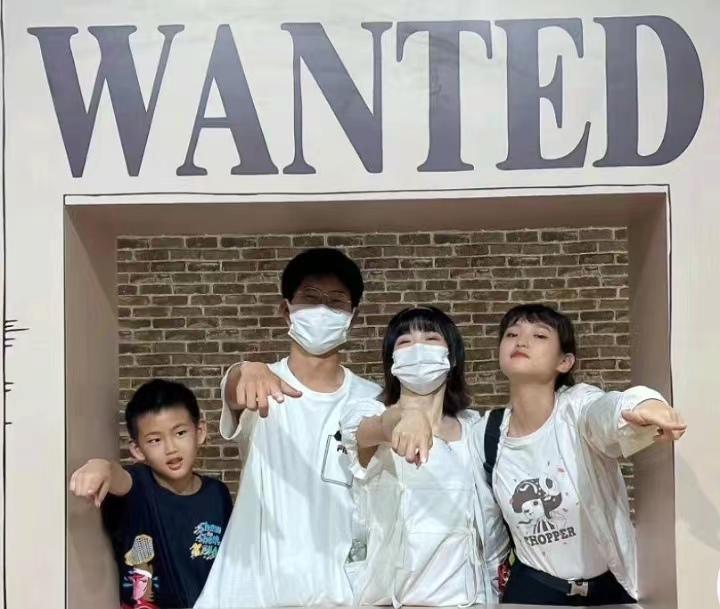 Sun Zhuo's "dressing style" has changed, and photos with his sister ...