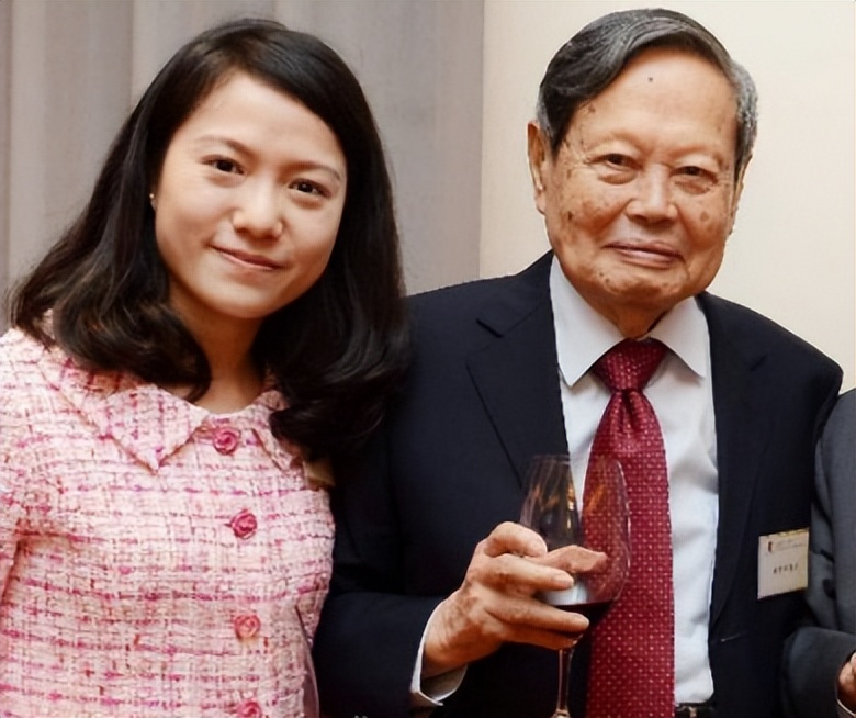 Recent photos of Weng Fan in Japan have been exposed! Wearing a ...