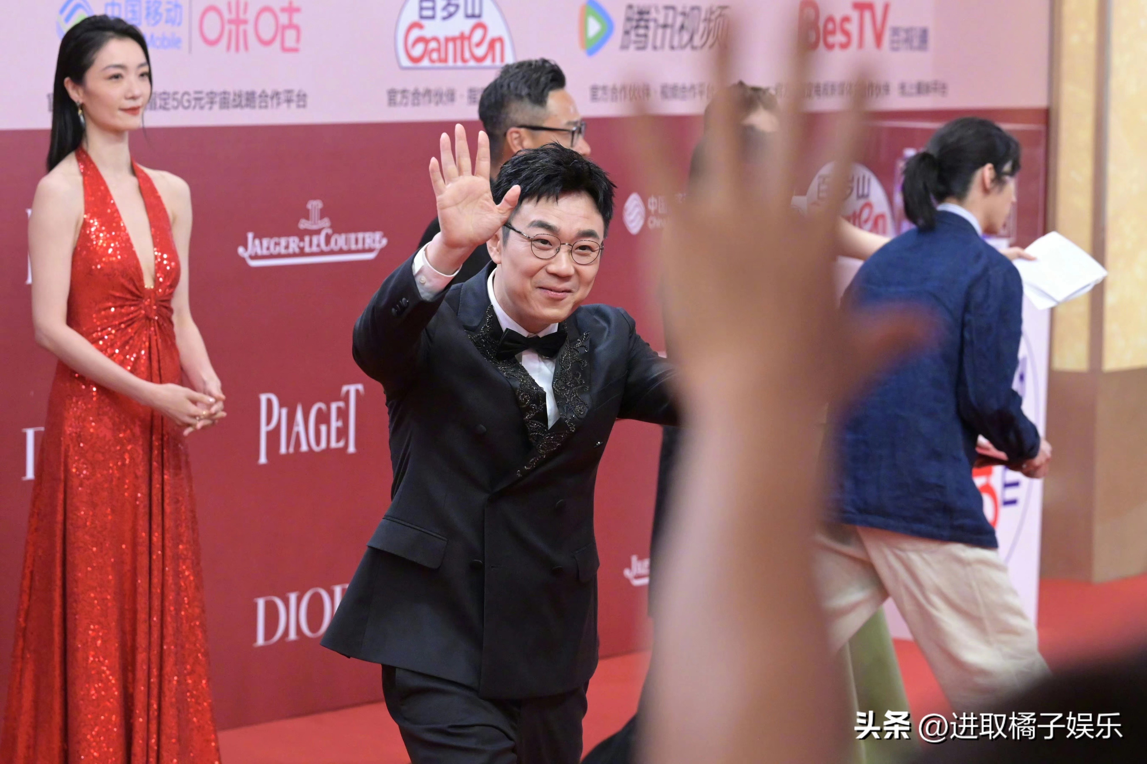 Famous scene at the Shanghai Film Festival: Shen Teng calling sister ...