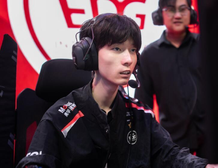 Uzi was given up after EDG's defeat. He hadn't trained for 4 days and left to restore rank - iNEWS