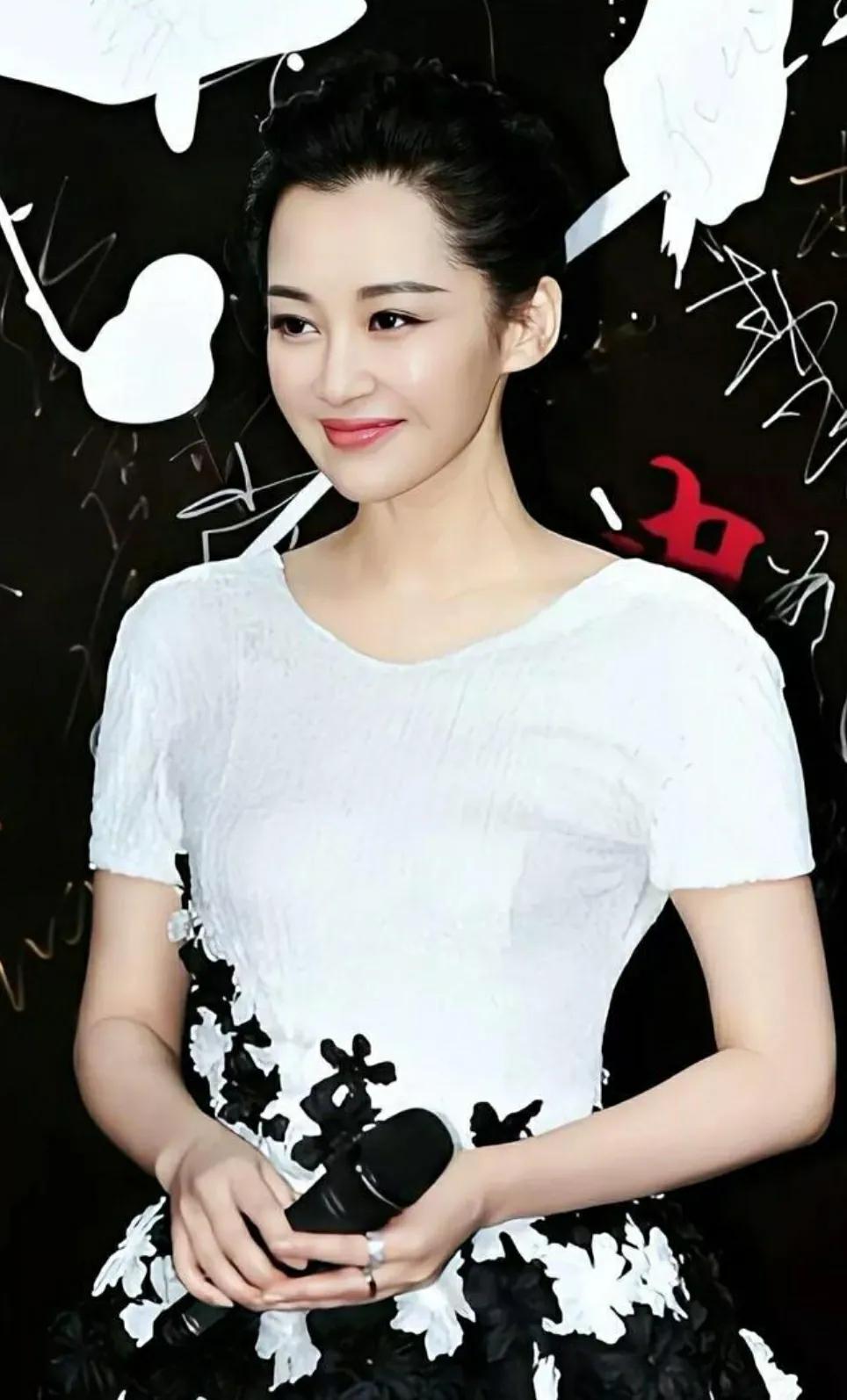 Xu Qing, who is in her 50s, is obsessed with being young, but she can ...