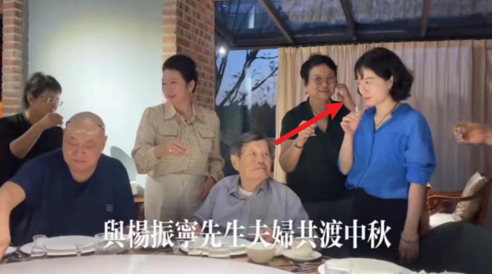 99 Year Old Yang Zhenning Brought His Wife To Dinner And Weng Fan Had