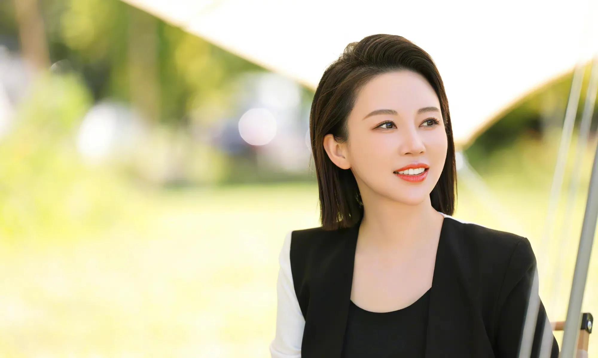 Pan Xiaoting has a picnic and camping with friends, it is very ...