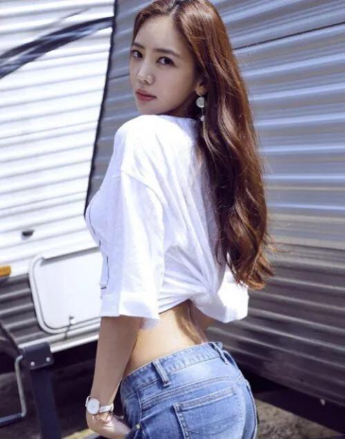 How beautiful is Lee Tae-rim, a Korean artist with tall legs and long ...