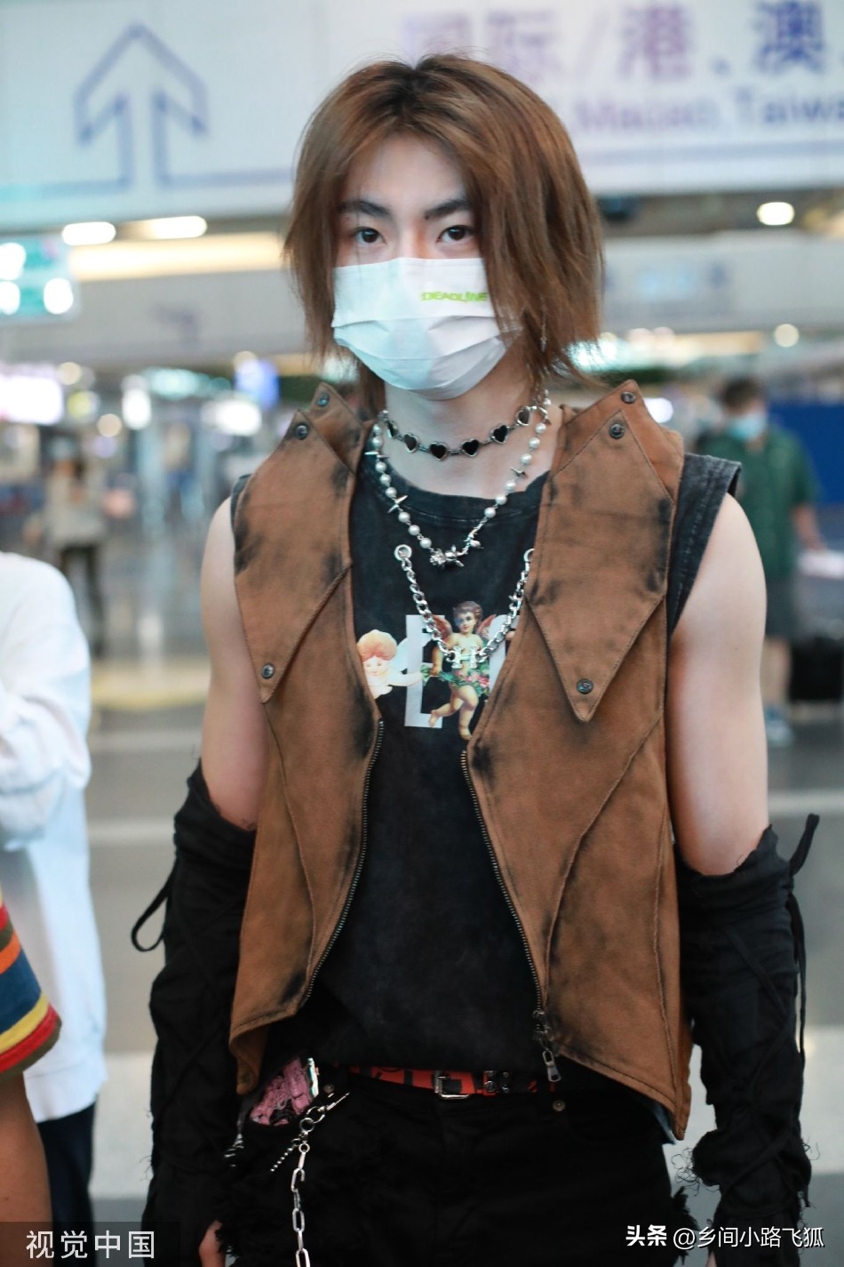 The little ghost Wang Linkai appeared in the capital airport with a hip ...