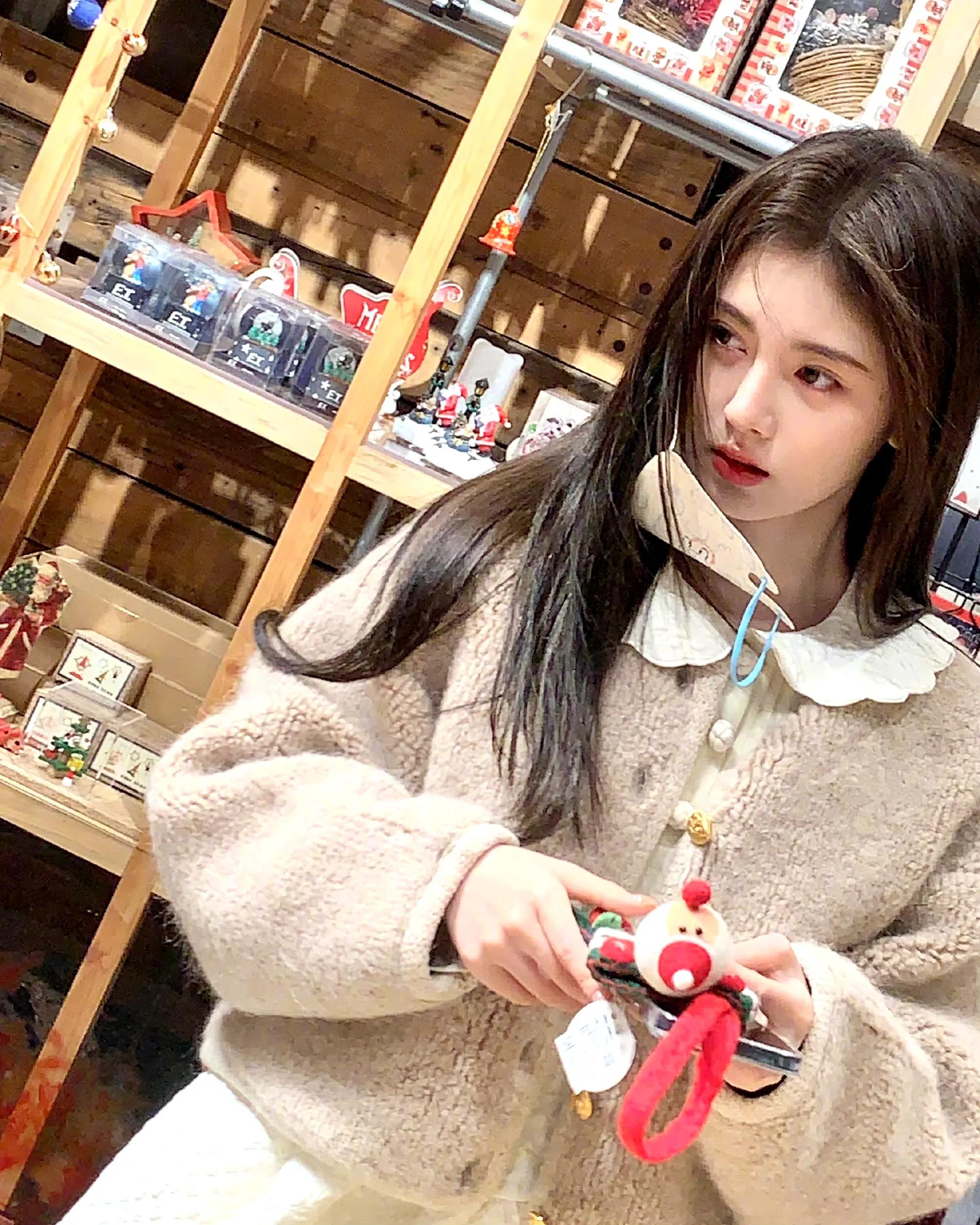 Ju Jingyi has daily beauty photos, she is so beautiful, cute and full ...