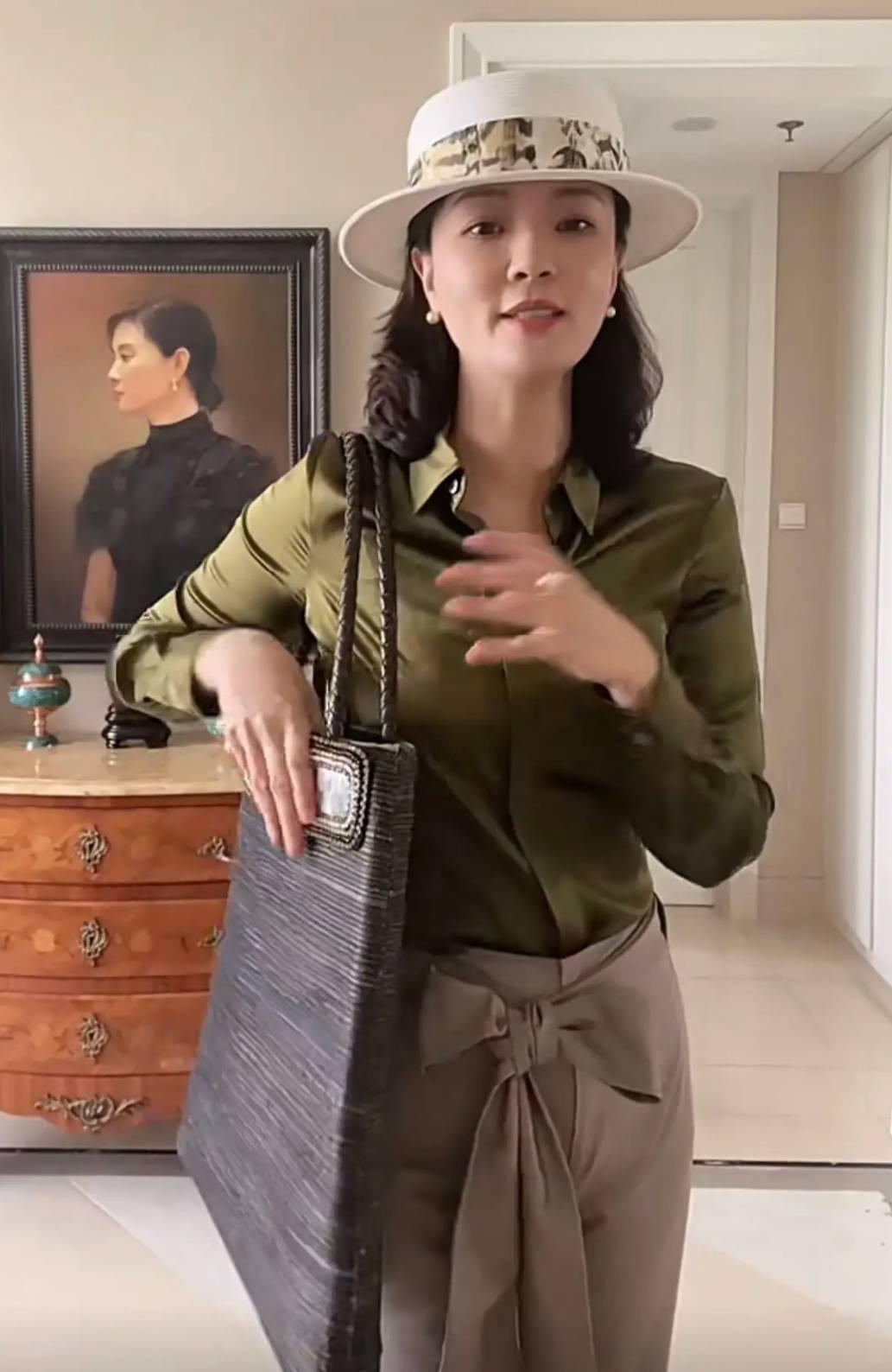 Liu Fangfei is the "face of CCTV", wearing a satin shirt shows a plump ...