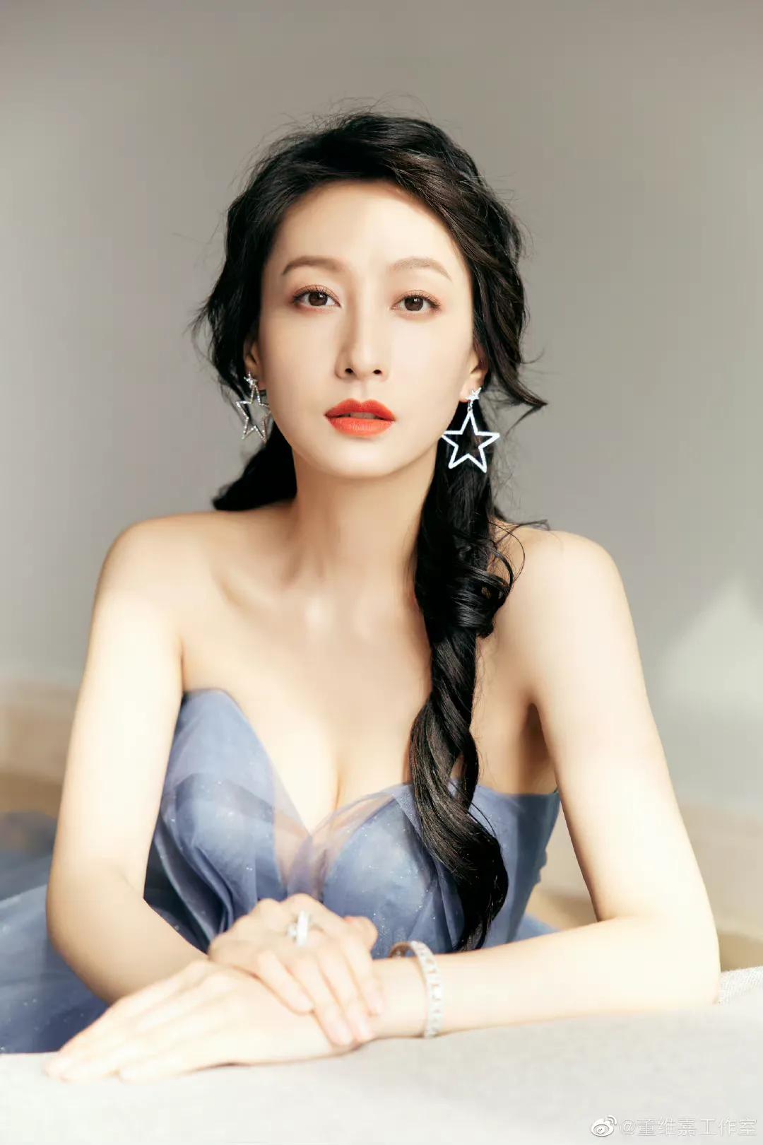 Amorous styles of Dong Weijia - iNEWS