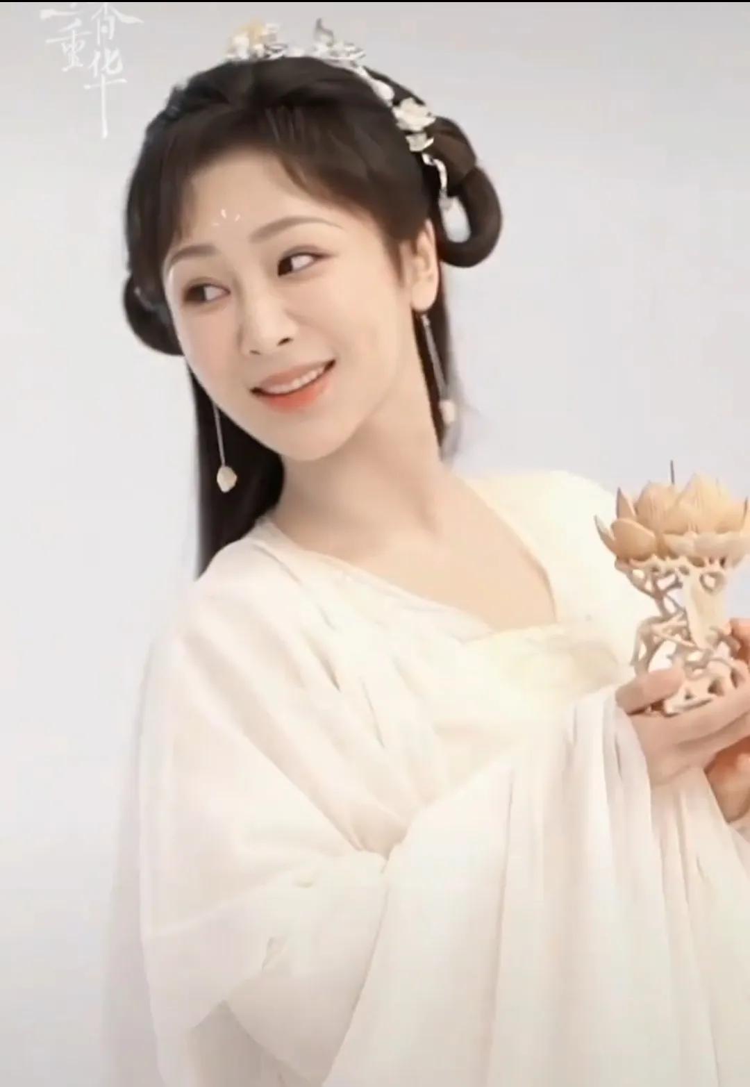 Yang Ziyan's pale costume is so beautiful - iNEWS
