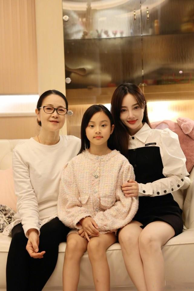 Li Xiaolu took her daughter home to see her grandmother, Tianxin looks ...