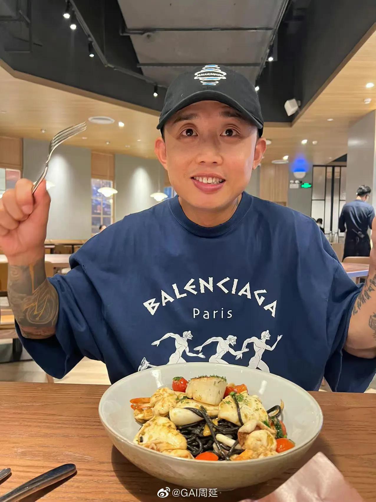 Gai Zhou Yan updated the family photo and took the children to the ...