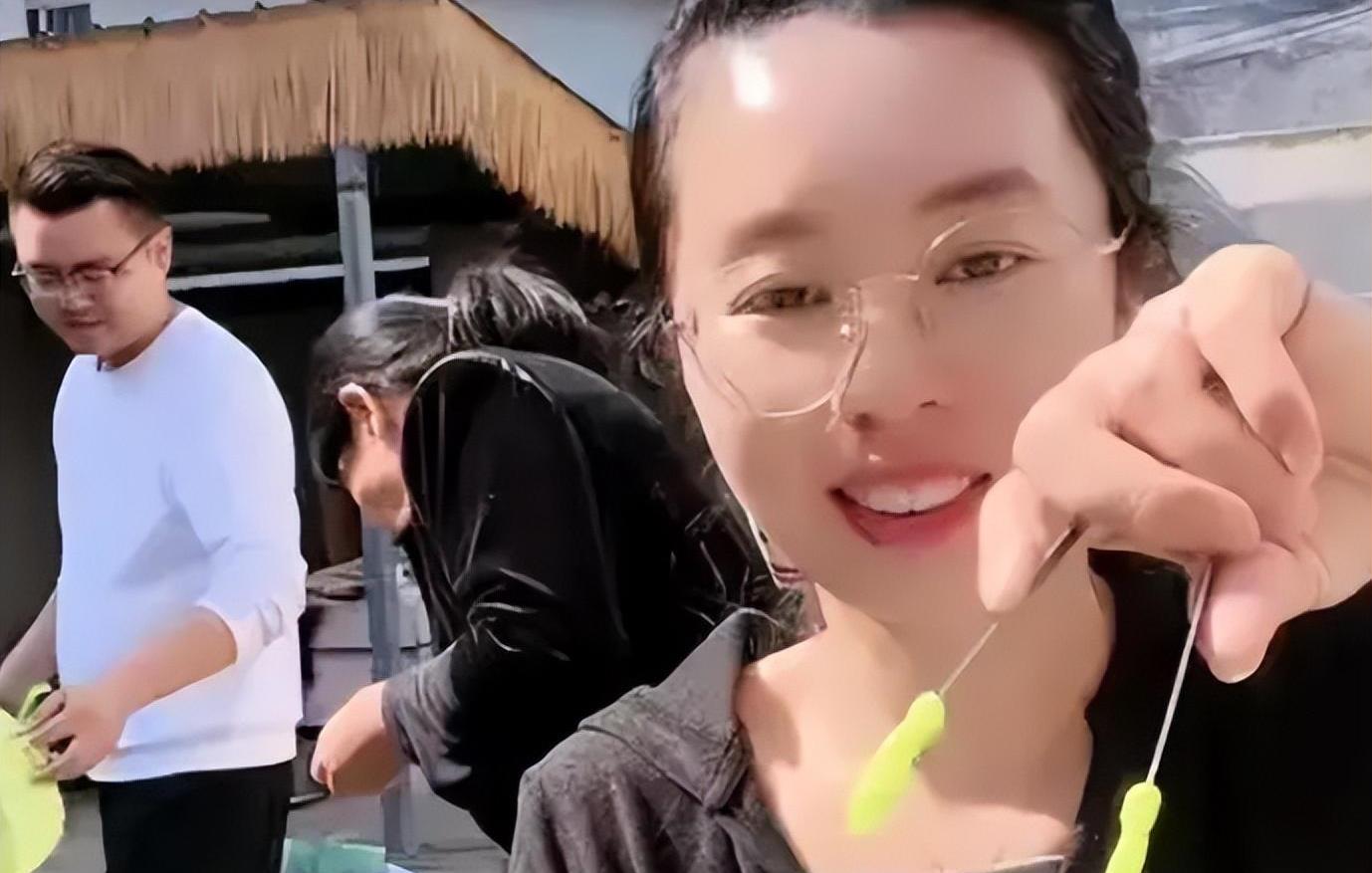 Xu Jia Nini's live broadcast is extremely popular, Tian Jing's temperament changes drastically ...