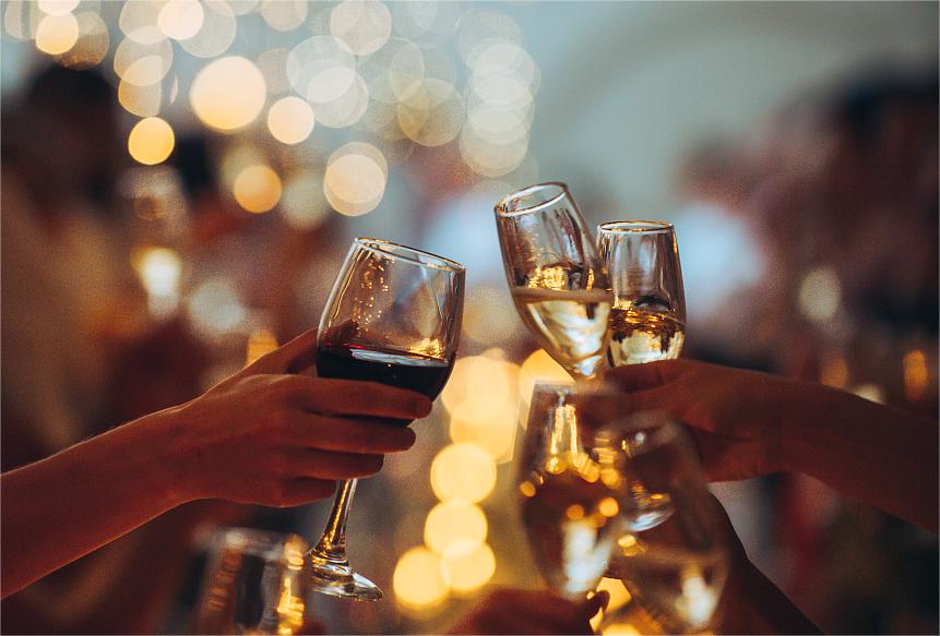 How to say a proper toast at the wine table? These four universal ...