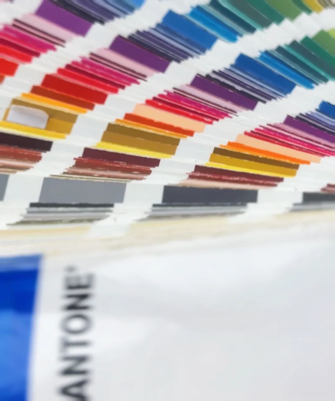 Why is Pantone color card so good that it can "unify the world"? - iNEWS