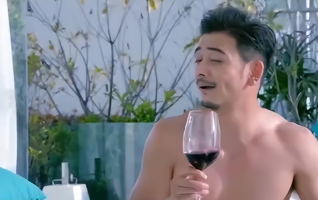 Winking, looking awkward?After the oil removal was successful, Yang ...