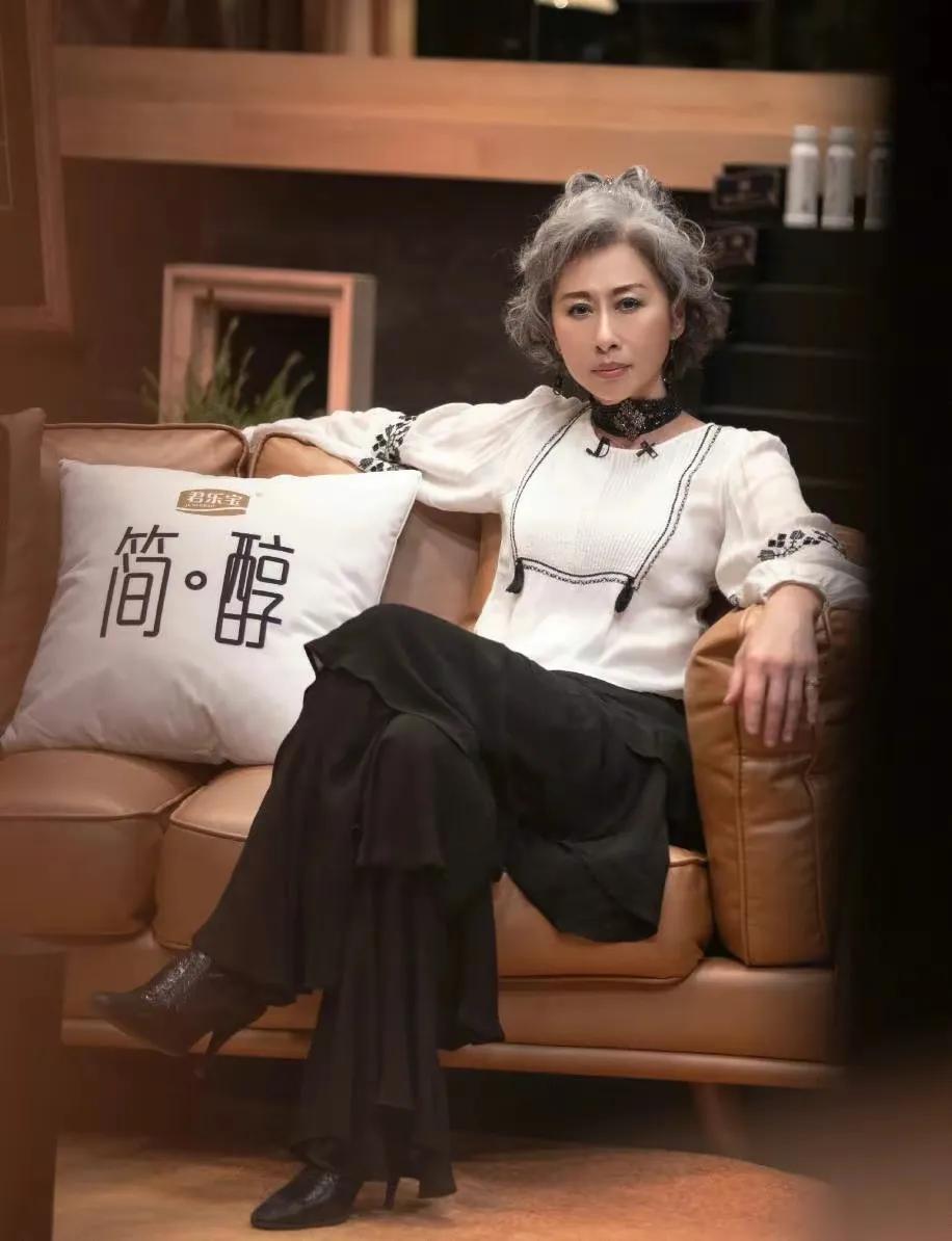 Ye Qianwen and Maggie Cheung at 61 are still full of vitality - iNEWS