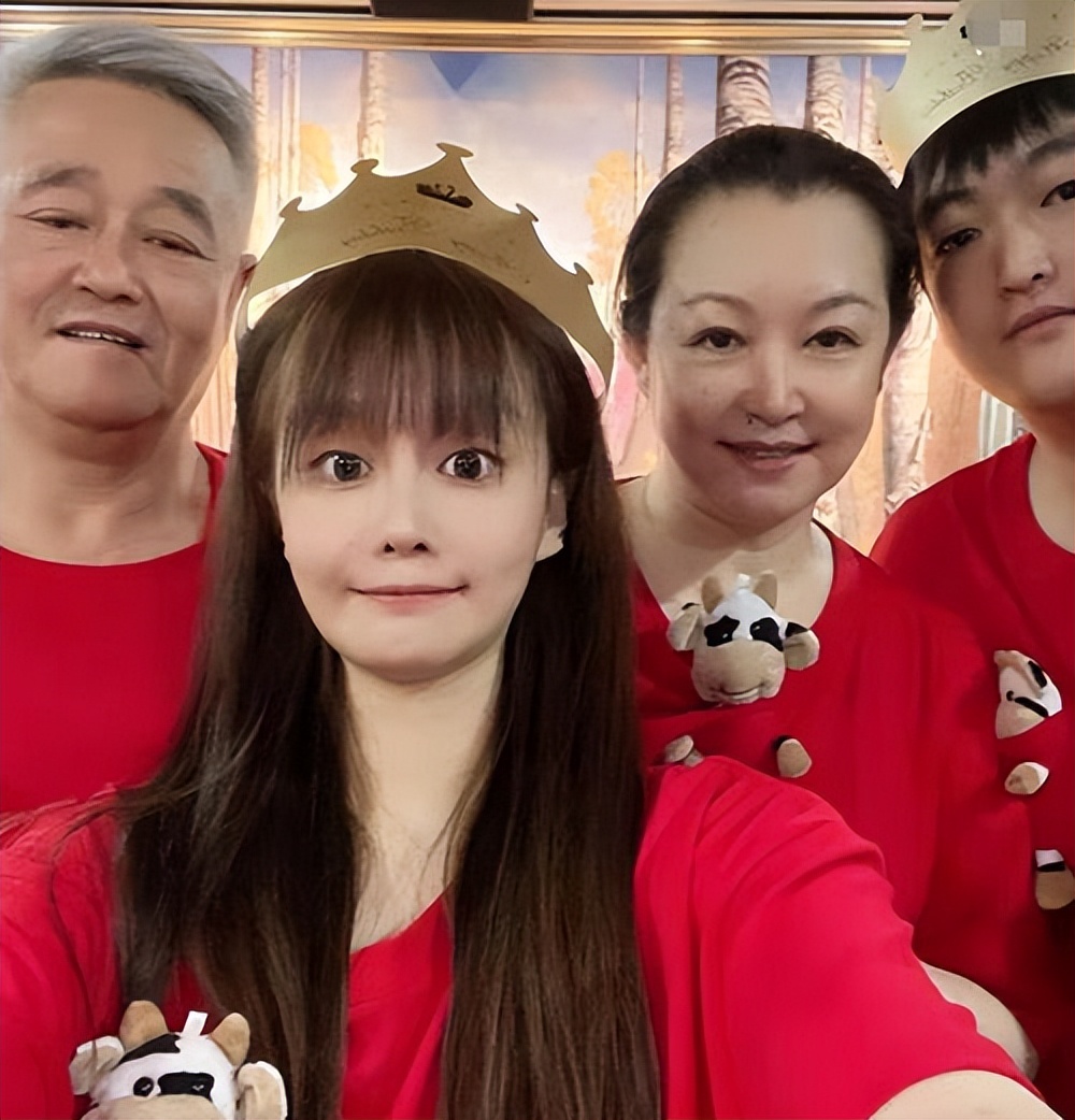 The woman behind Zhao Benshan finally showed up, fifty-five-year-old Ma ...