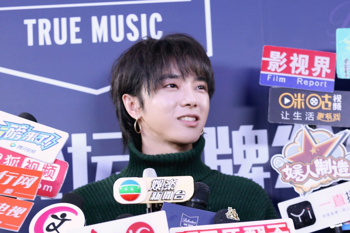 Hua Chenyu's gossip girlfriend is sick, hasn't showered for 8 days, the pillowcase is moldy and ...