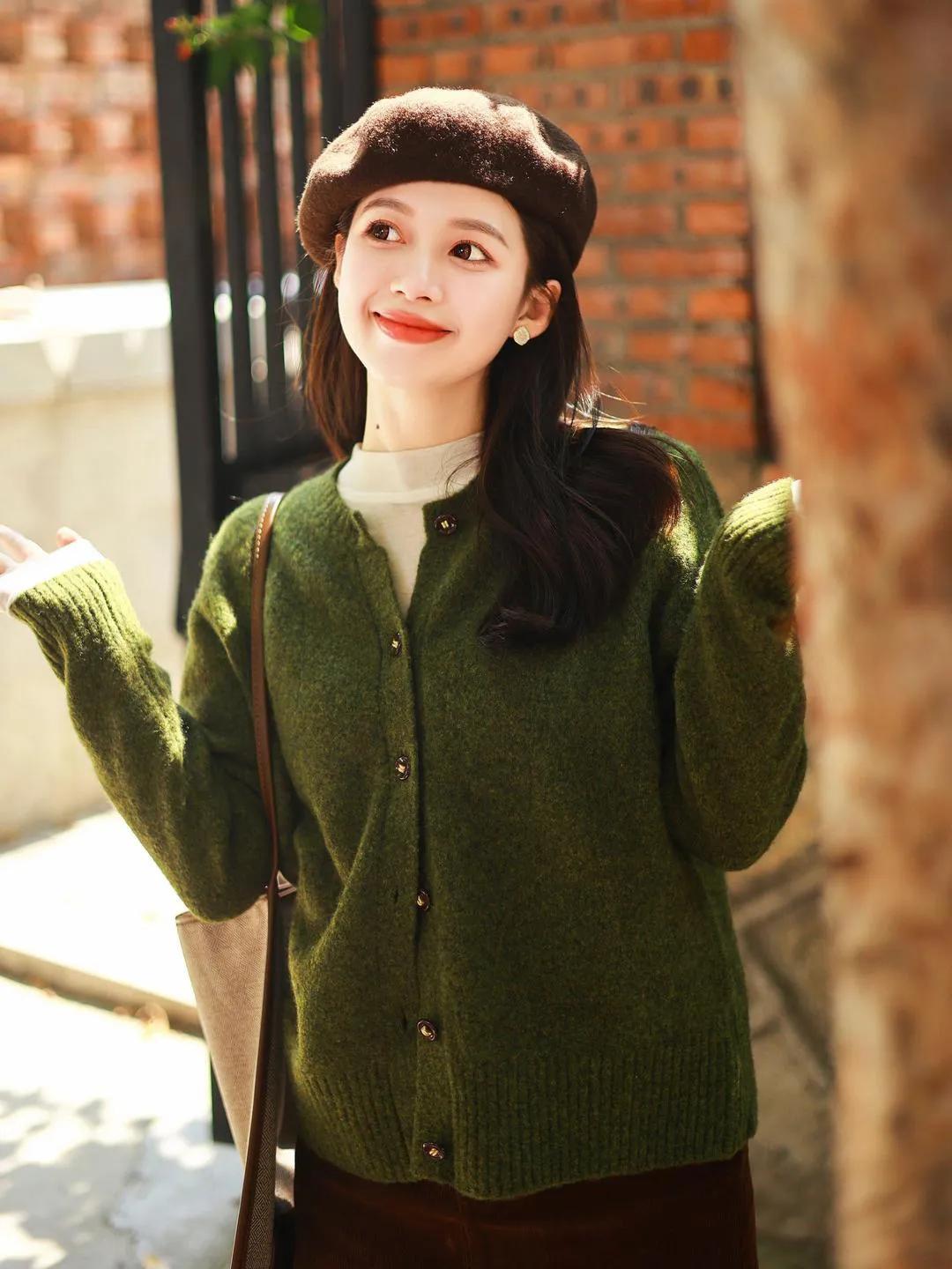 Autumn and winter look wrapped in pickle green? Retro colors are also a ...