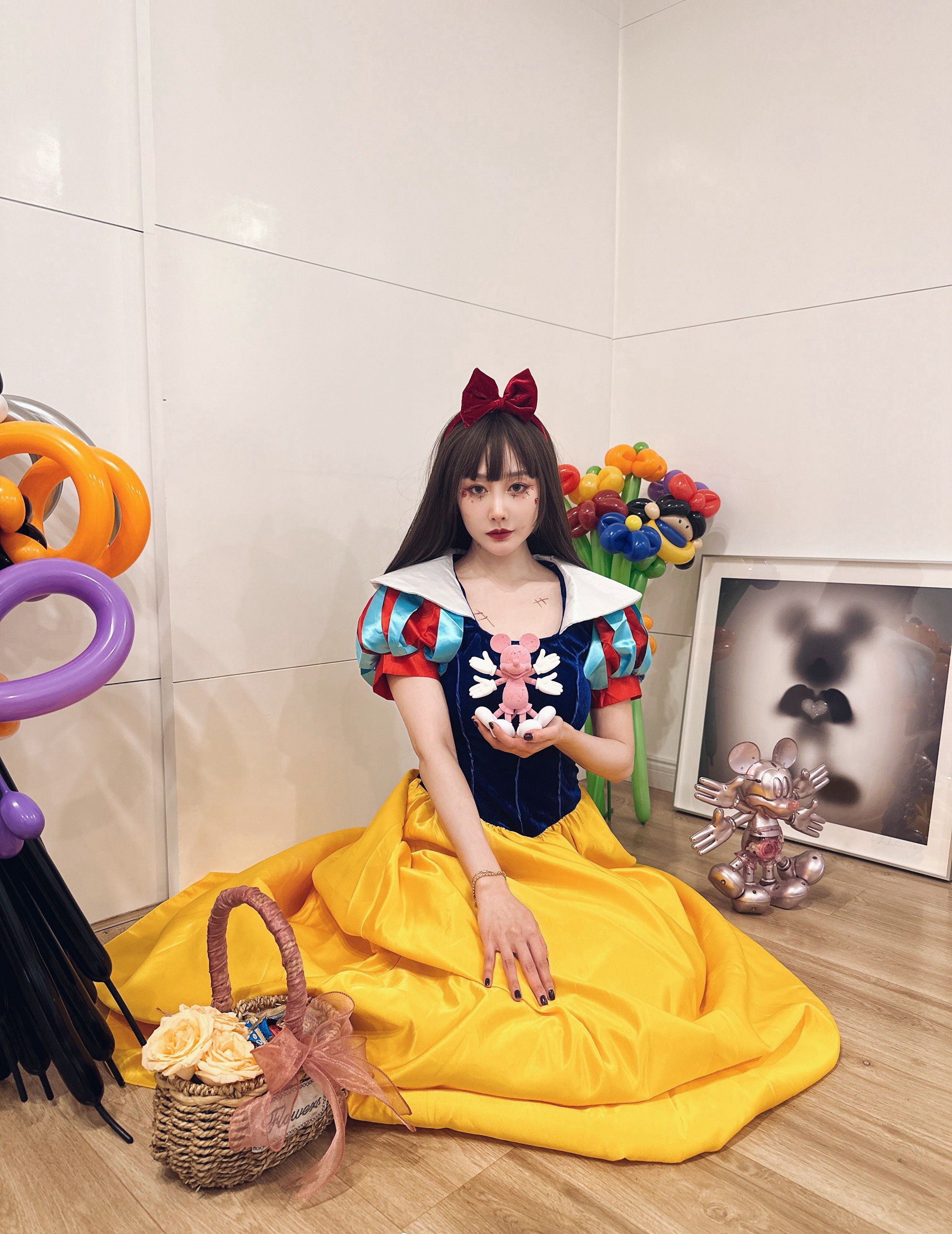 Li Chun's yellow dress with weird Halloween makeup - iNEWS