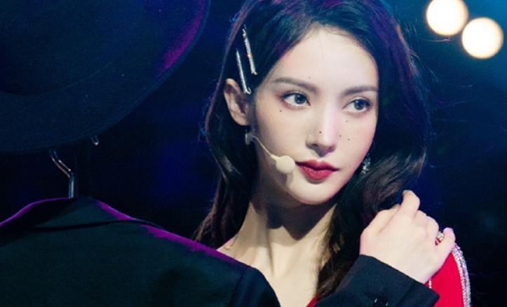 "Anna Liang" Jin Chen kneels and tears the fig leaf of the vase actress ...