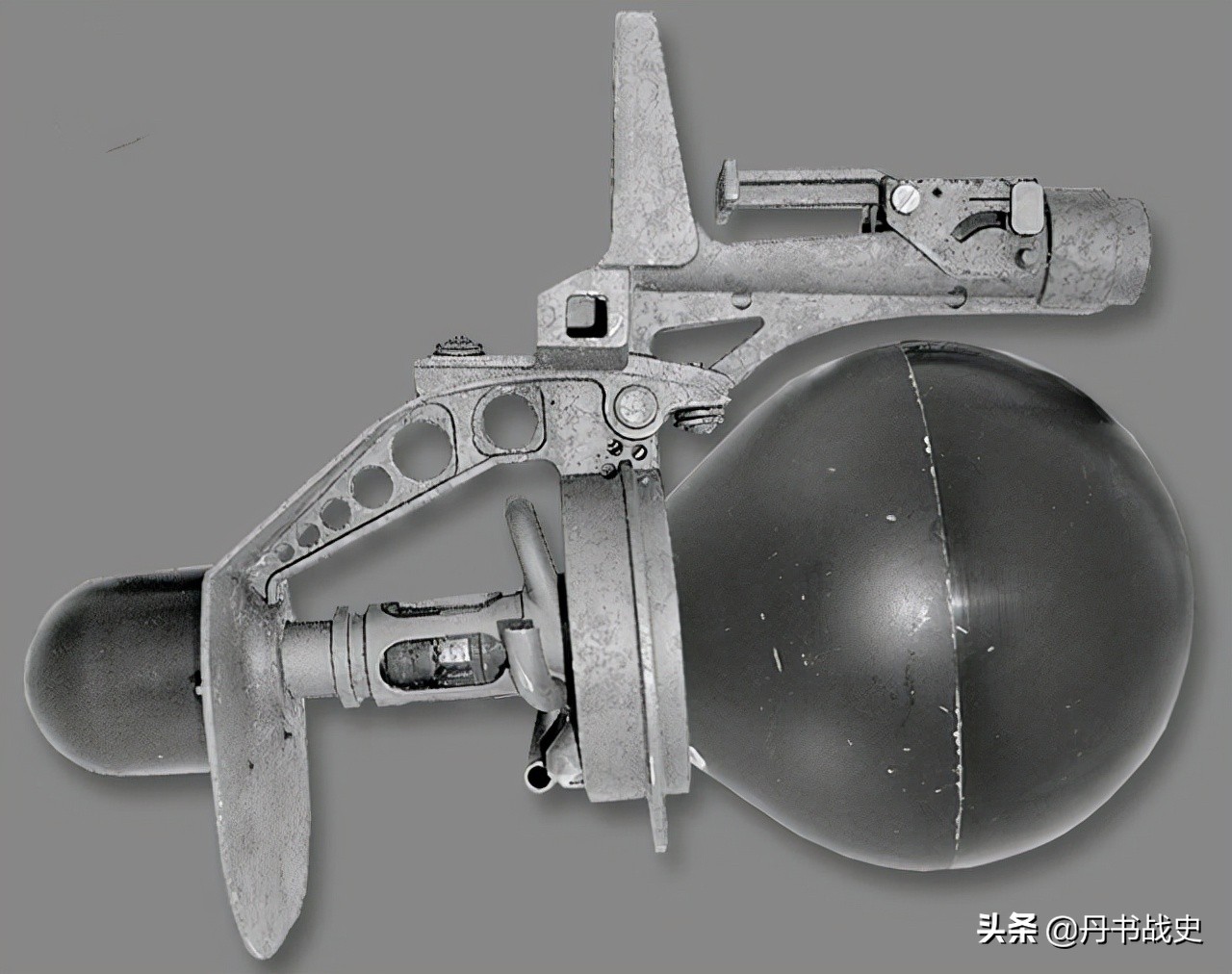 Launch a "ball", a grenade launcher exclusively for the M16 assault ...