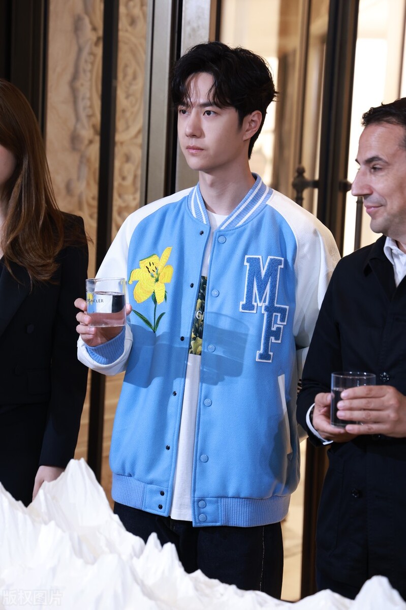 The top actor Wang Yibo attended the brand event, he looks so handsome ...