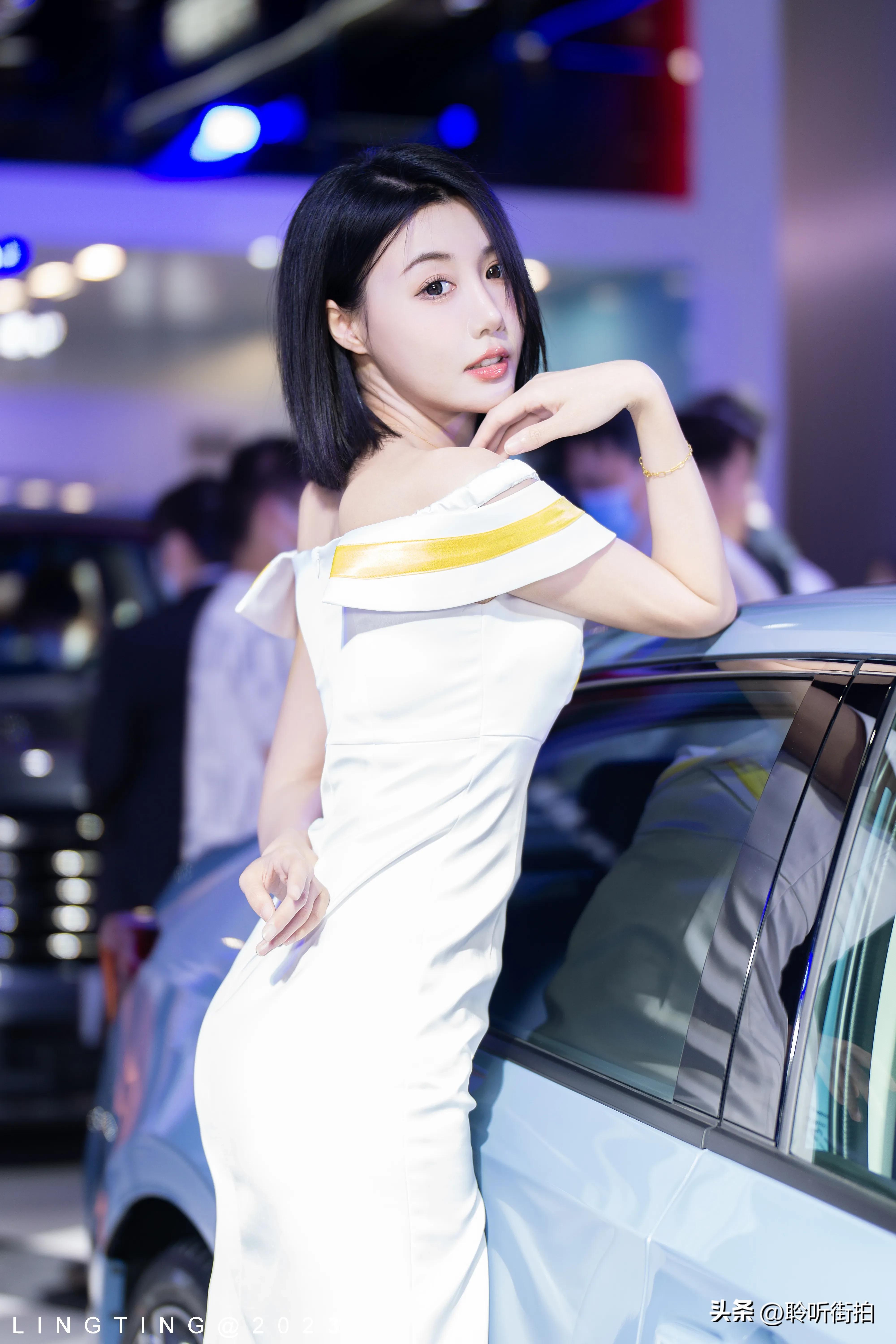 Auto show model: Zhou Si - iNEWS