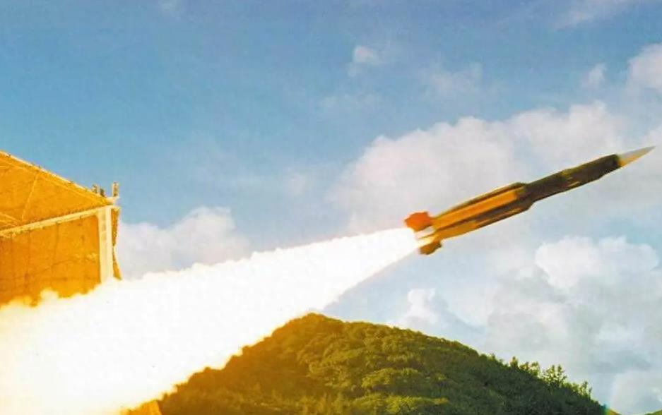 Nine cracks appeared after the warship hit, and the mast antenna ...