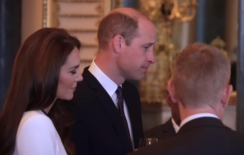 Princess Kate shines at the reception! Wearing a white dress with fairy ...