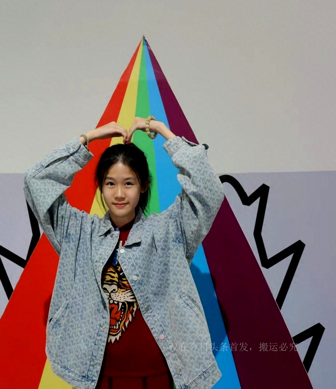 The 14-year-old child star Belle posted travel photos, nearly 1.7 ...