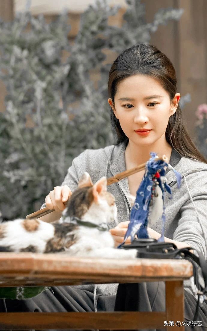 Why is Liu Yifei wearing an off-white suit and playing Xu Hongdou so popular?Responded by People ...
