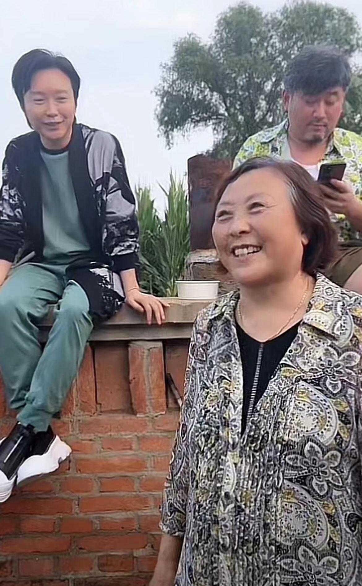 Well-known singer Li Yugang is worth over 100 million but chose to live ...