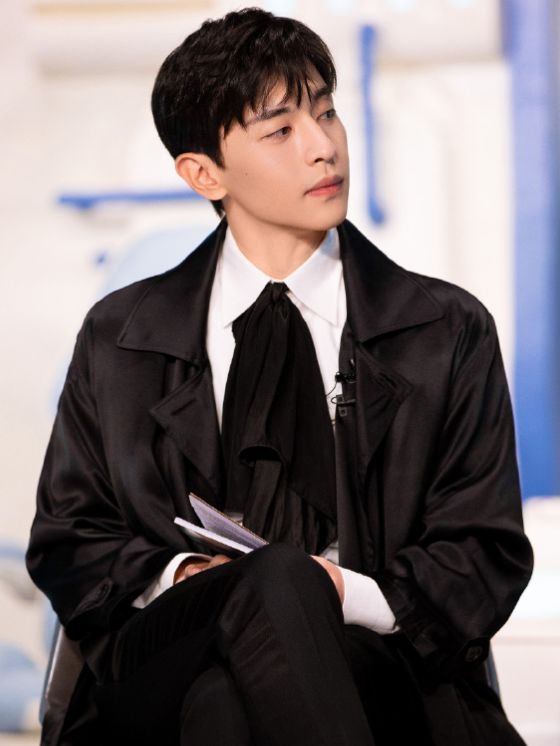 One year after "retiring from the Internet", looking at Deng Lun's current "dilemma", he is very ...