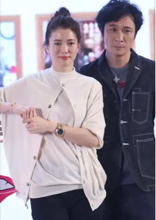 51-year-old Yuan Yongyi wears a ball head to shoot an advertisement in ...