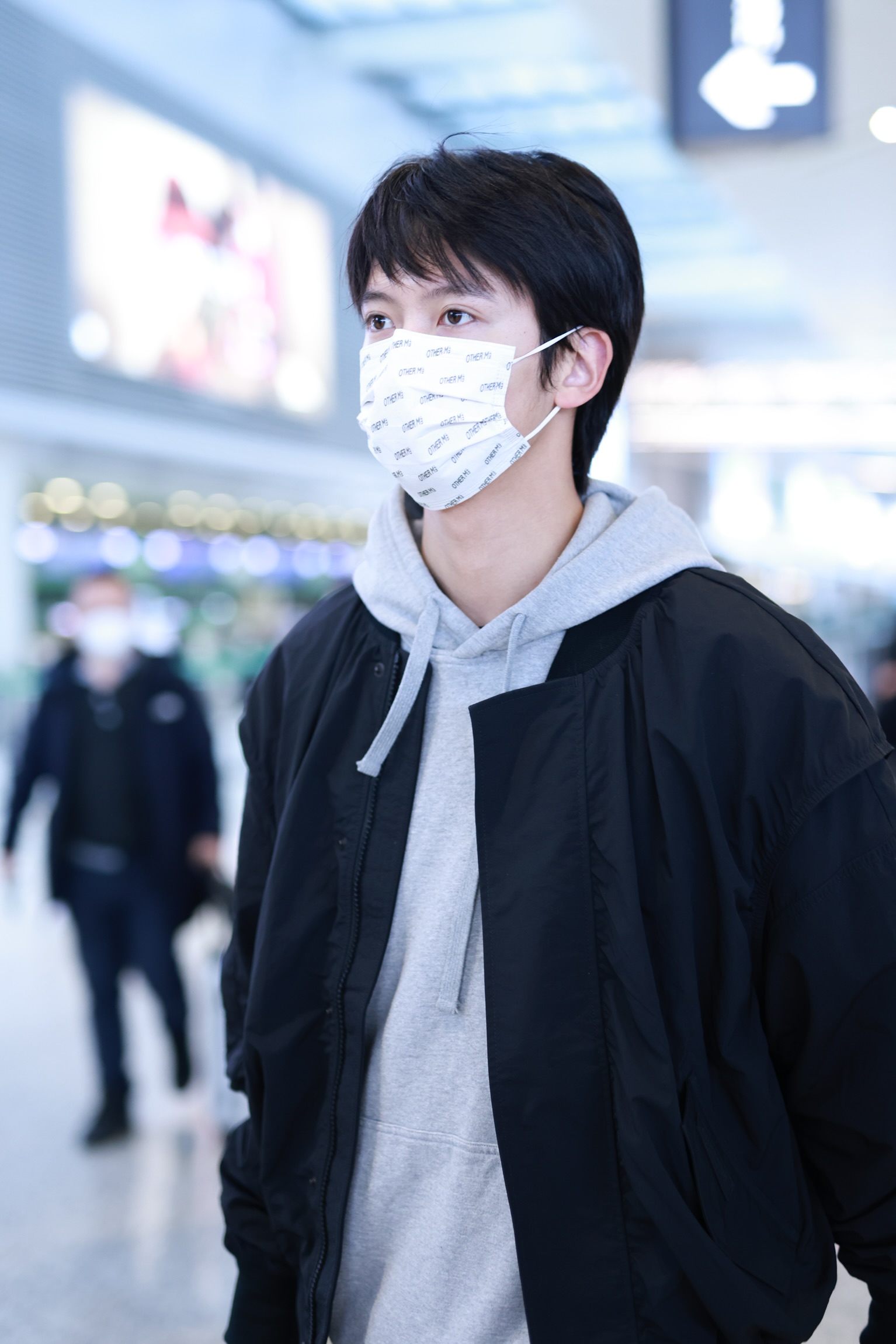 Chen Youwei is handsome in wearing a patterned mask and a sweater with ...