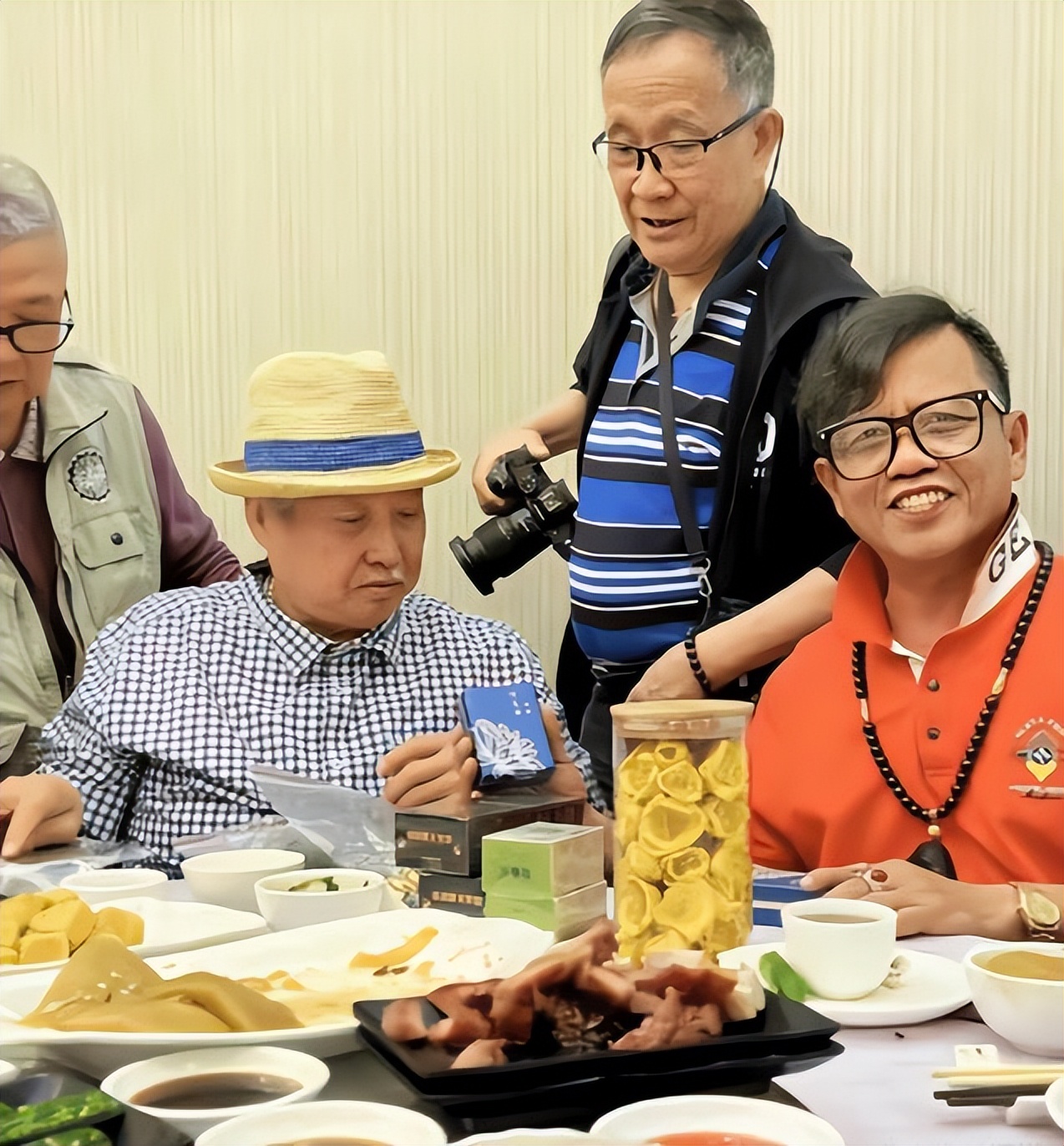 75-year-old Sammo Hung appeared at the wine bureau, his body was thin ...