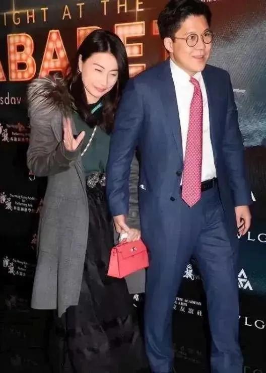 Huo Qigang really loves his wife!At the event, he wore a suit and shirt ...